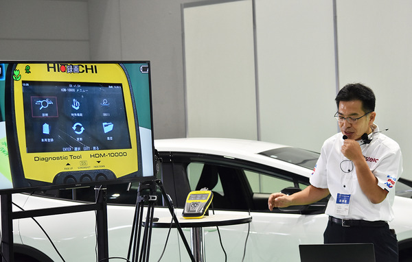 OBD検査対象車で実演！ ISO13400対応・検査/整備兼用スキャンツール『HDM-10000』は起動が早く操作性が良い…日立Astemoアフターマーケットジャパン | CAR CARE PLUS
